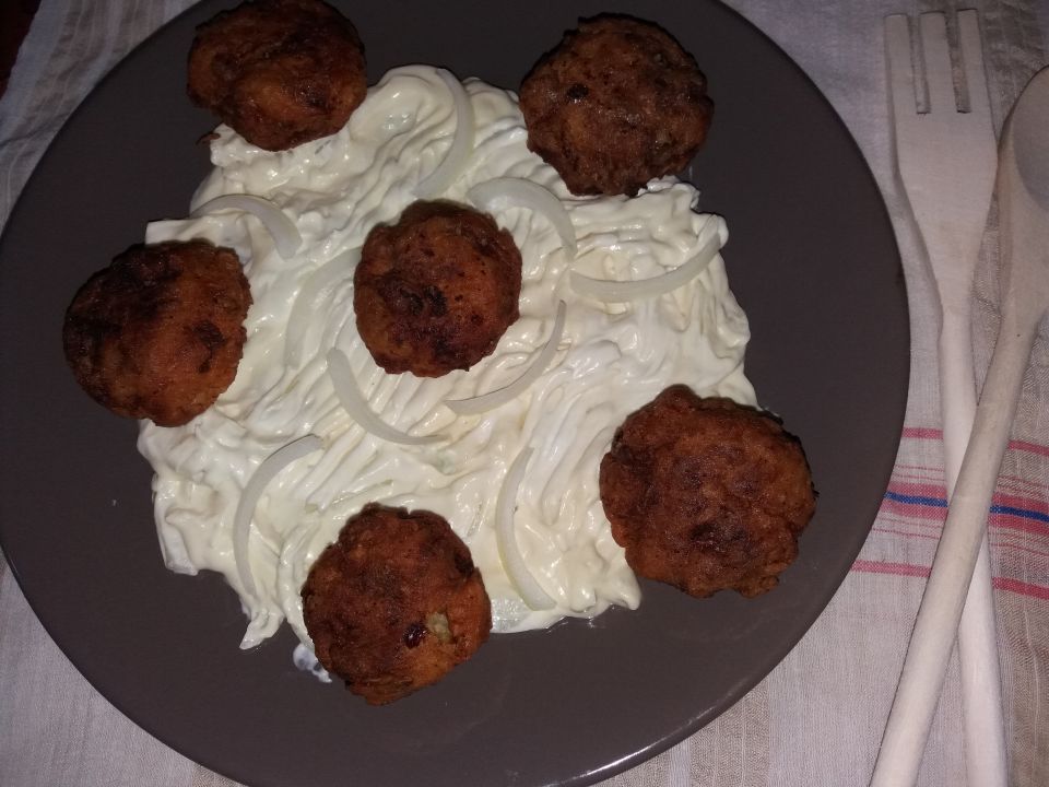 Chiftelute de porc cu salata de ceapa - Farfuria cu Gust - Retete ...