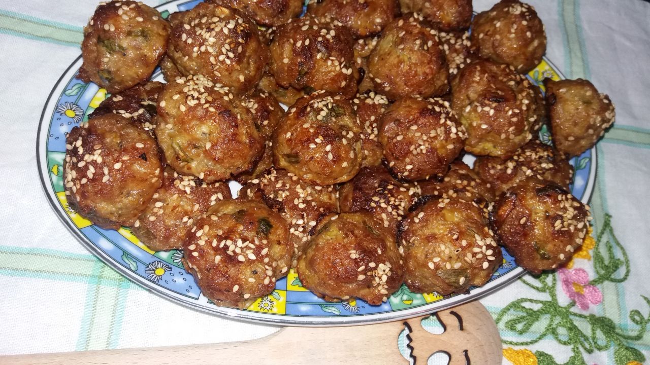Chiftelute de porc cu susan la cuptor - Farfuria cu Gust - Retete ...
