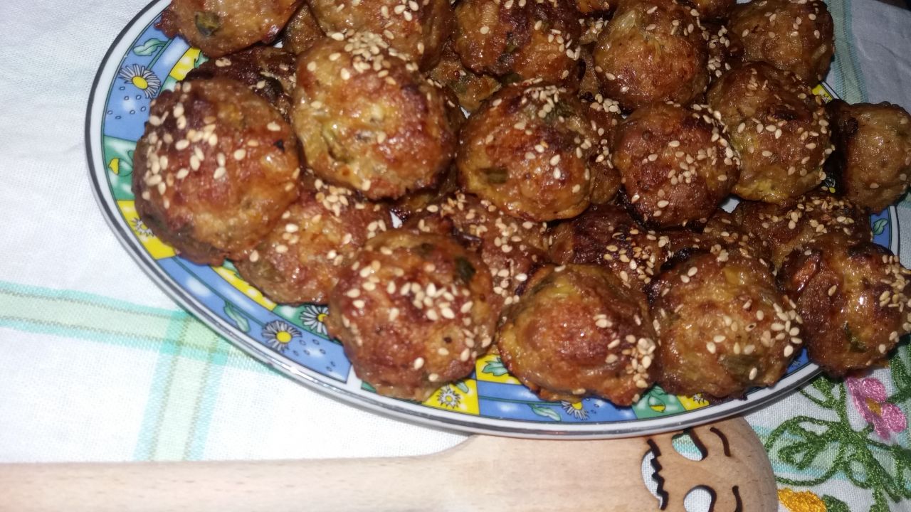 Chiftelute de porc cu susan la cuptor - Farfuria cu Gust - Retete ...