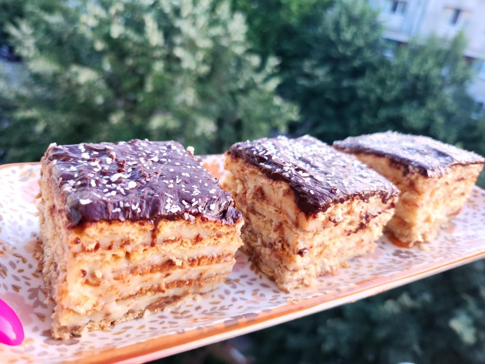 Prajitura cu crema de vanilie - Farfuria cu Gust - Retete culinare din ...