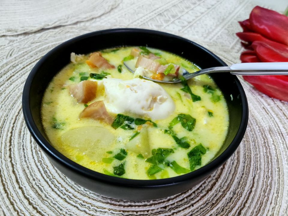Supa de salata verde cu afumatura si oua intregi - Farfuria cu Gust ...