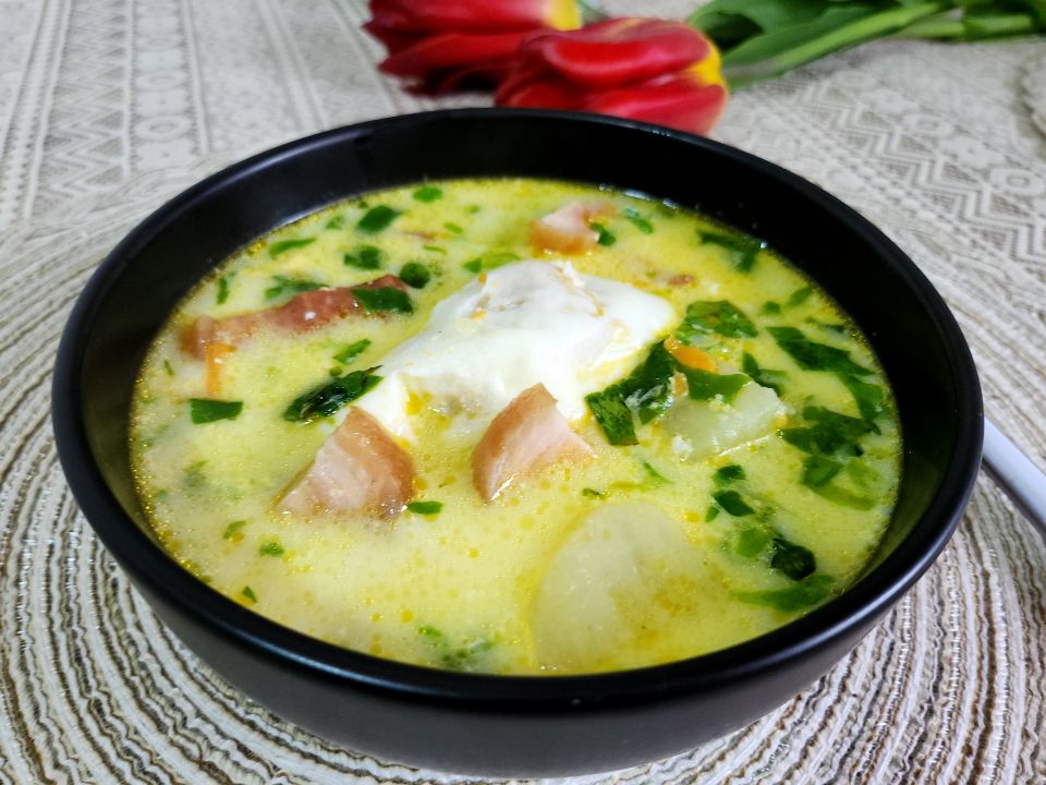 Supa de salata verde cu afumatura si oua intregi - Farfuria cu Gust ...