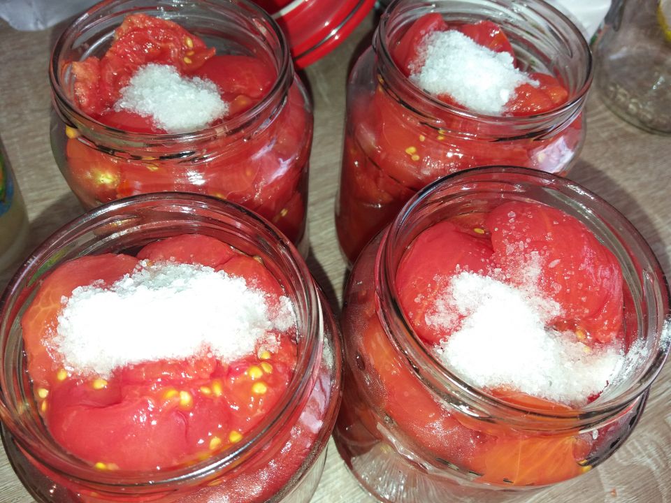Rosii intregi in suc propriu - Farfuria cu Gust - Retete culinare din ...
