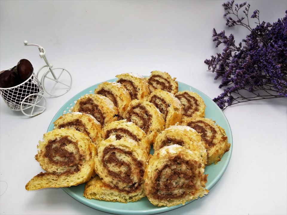 Rulada din bezea cu ciocolata - Farfuria cu Gust - Retete culinare din ...
