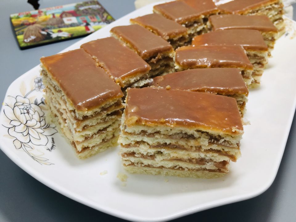 Prajitura cu foi fragede si crema de ciocolata - Farfuria cu Gust ...