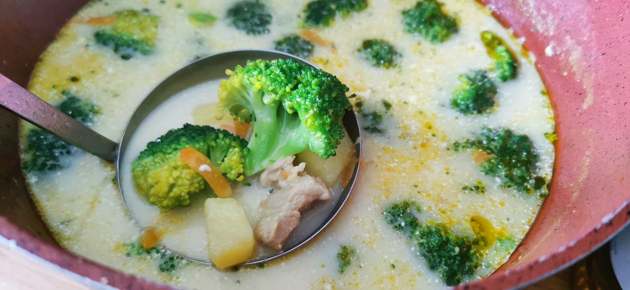 Supa de broccoli cu carne de porc - Farfuria cu Gust - Retete culinare ...