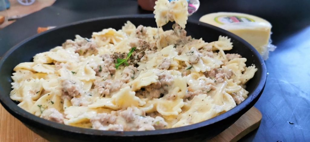 Paste cu sos alb si cascaval - Farfuria cu Gust - Retete culinare din ...