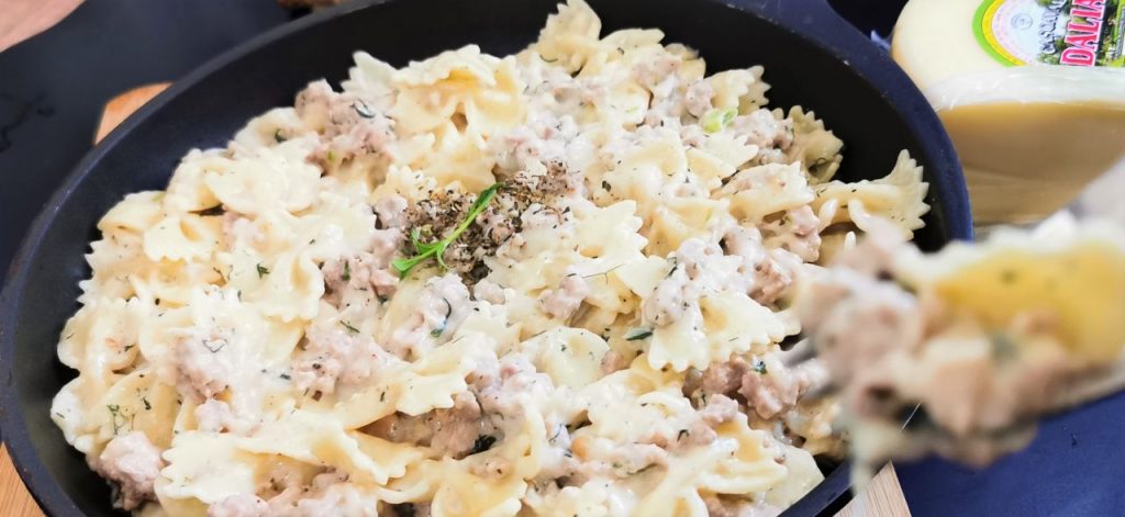 Paste cu sos alb si cascaval - Farfuria cu Gust - Retete culinare din ...