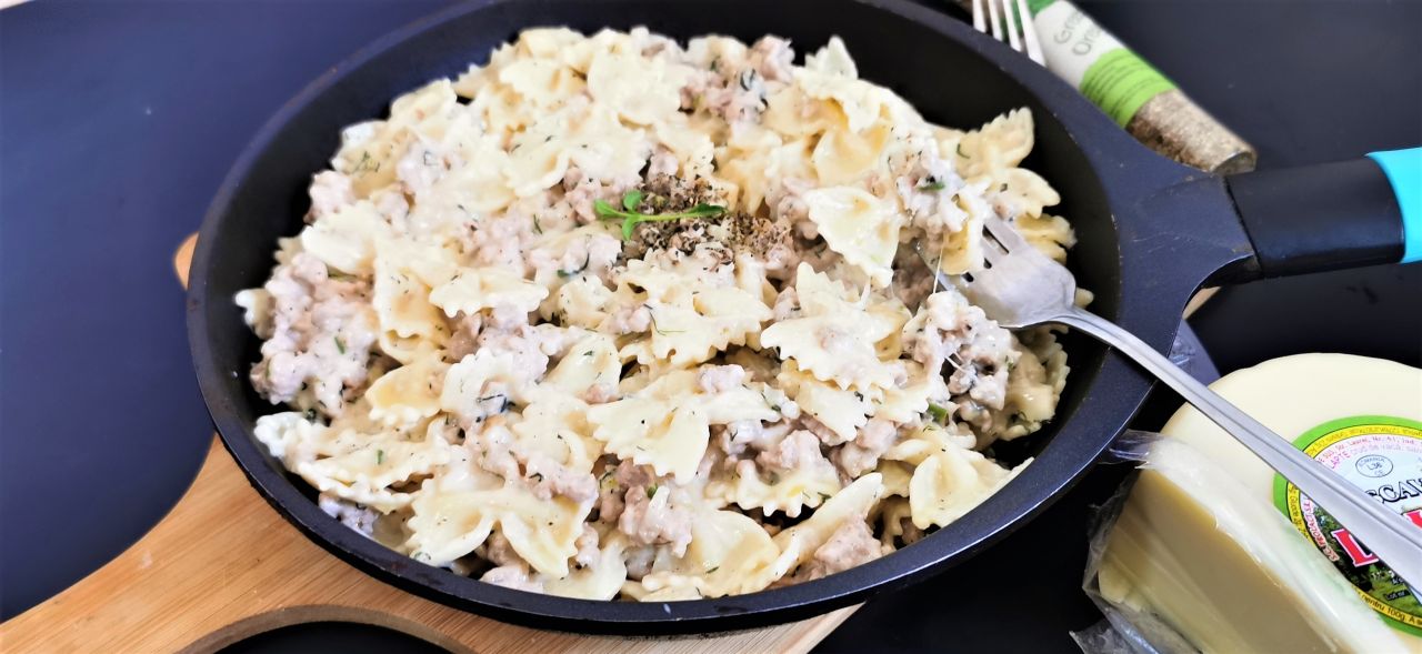 Paste cu sos alb si cascaval - Farfuria cu Gust - Retete culinare din ...