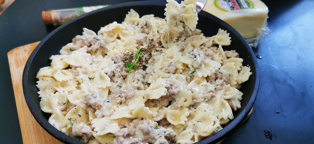 Paste cu sos alb si cascaval - Farfuria cu Gust - Retete culinare din ...