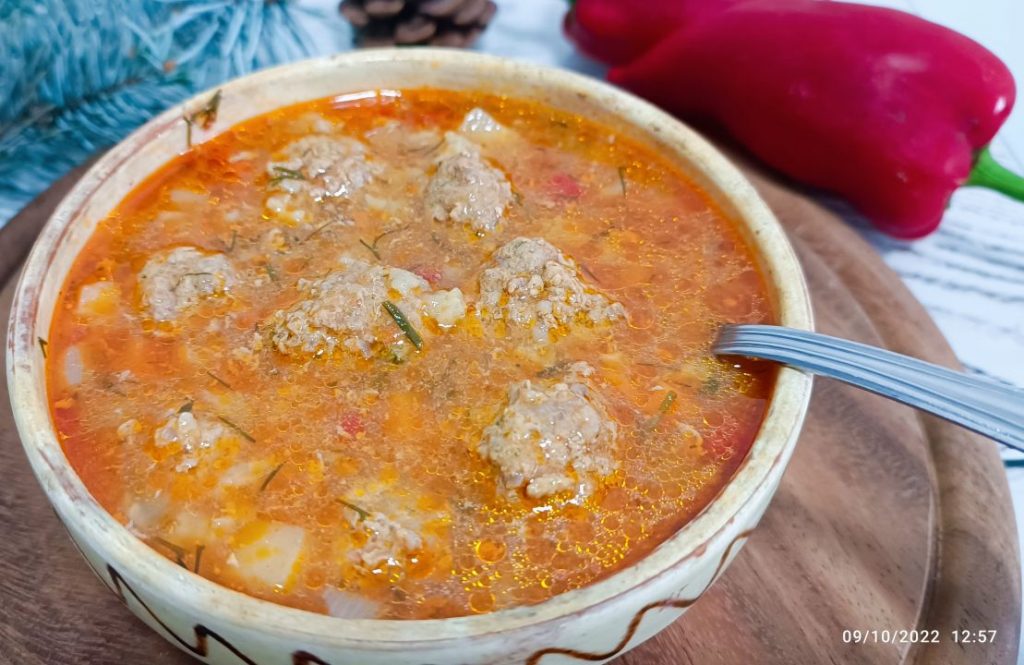 Ciorba de perisoare din carne de vita - Farfuria cu Gust - Retete ...
