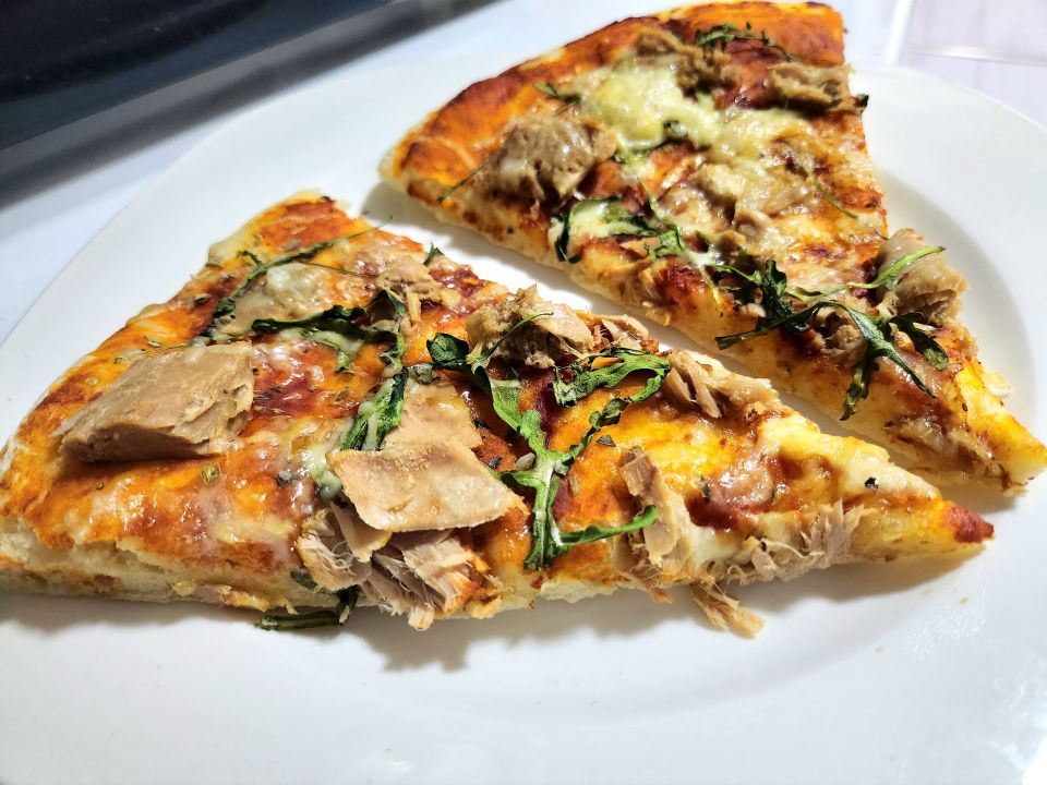 Pizza cu ton si rucola - Farfuria cu Gust - Retete culinare din ...