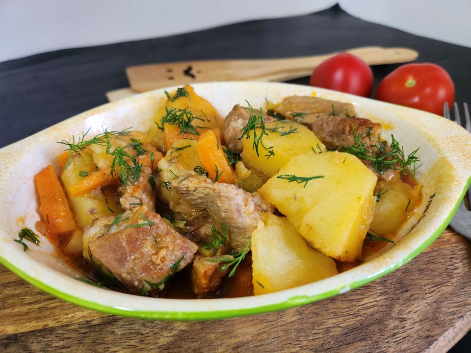 Tocana cu carne de vita - Farfuria cu Gust - Retete culinare din ...