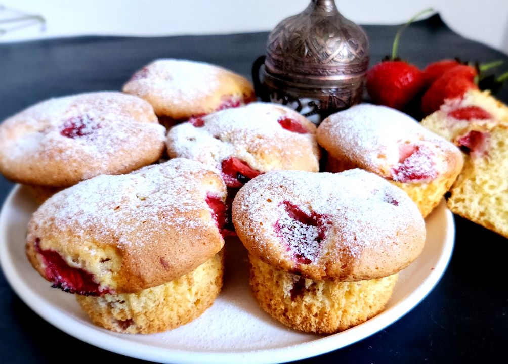 Briose pufoase cu capsuni - Farfuria cu Gust - Retete culinare din ...