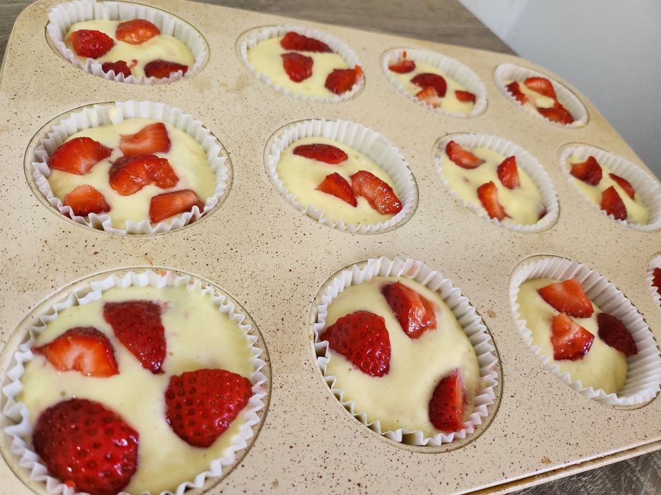 Briose pufoase cu capsuni - Farfuria cu Gust - Retete culinare din ...