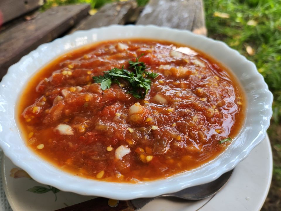 Garnitura pentru fripturi la gratar - salata de rosii coapte - Farfuria ...