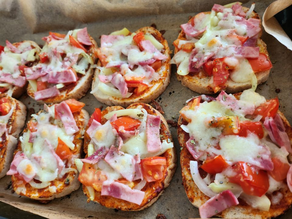 Pizza pe felii de paine - Farfuria cu Gust - Retete culinare din ...