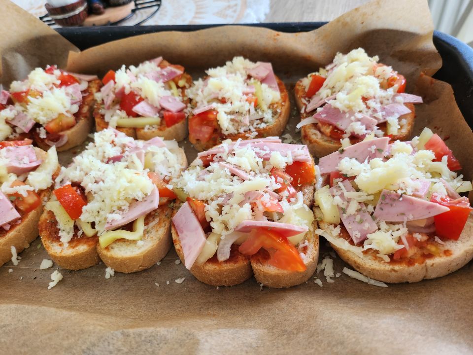 Pizza pe felii de paine - Farfuria cu Gust - Retete culinare din ...