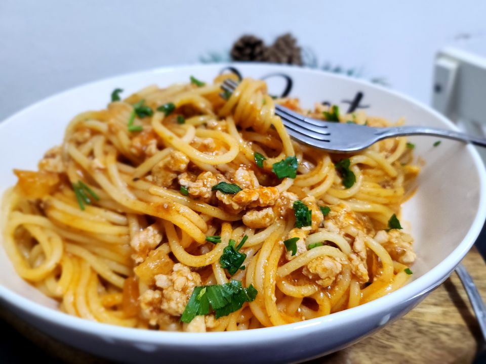 Paste Bolognese cu carne tocata - Farfuria cu Gust - Retete culinare ...