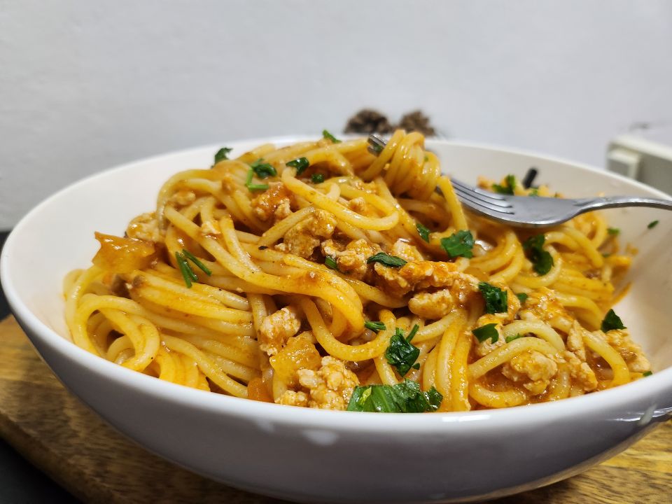 Paste Bolognese cu carne tocata - Farfuria cu Gust - Retete culinare ...