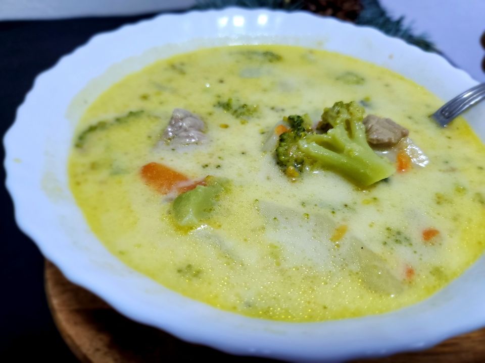 Ciorba de broccoli cu carne de porc - Farfuria cu Gust - Retete culinare din intreaga lume