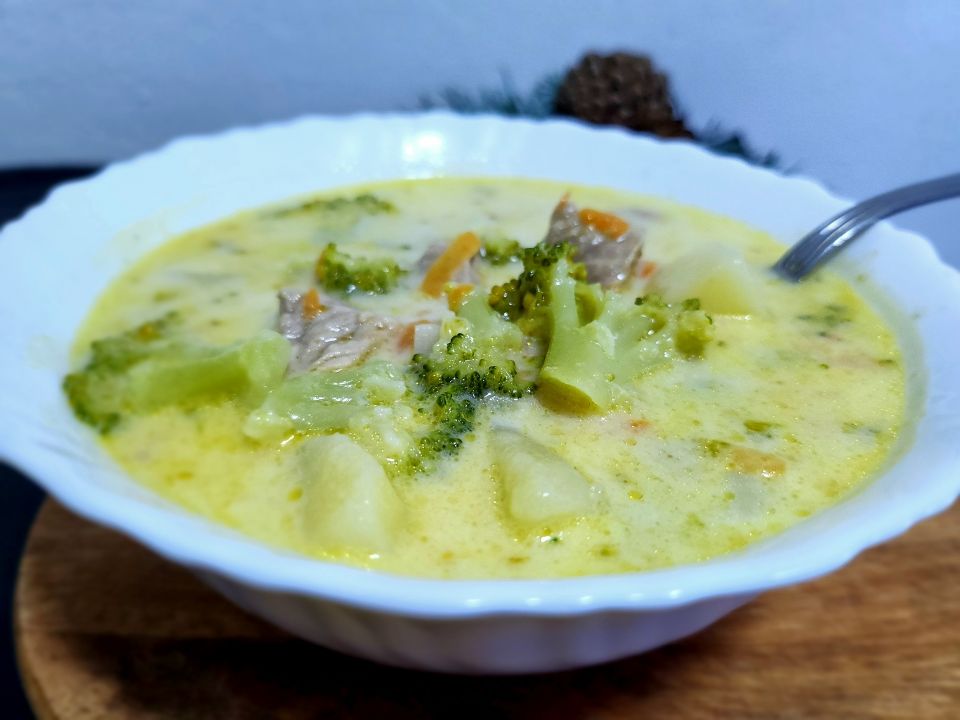 Ciorba de broccoli cu carne de porc - Farfuria cu Gust - Retete culinare din intreaga lume