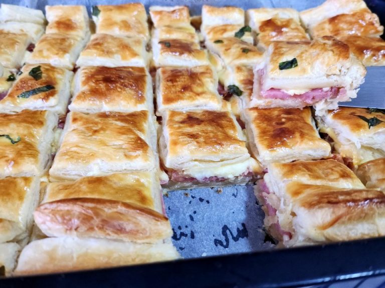 Placinta din aluat foietaj cu salam si cascaval - Farfuria cu Gust ...