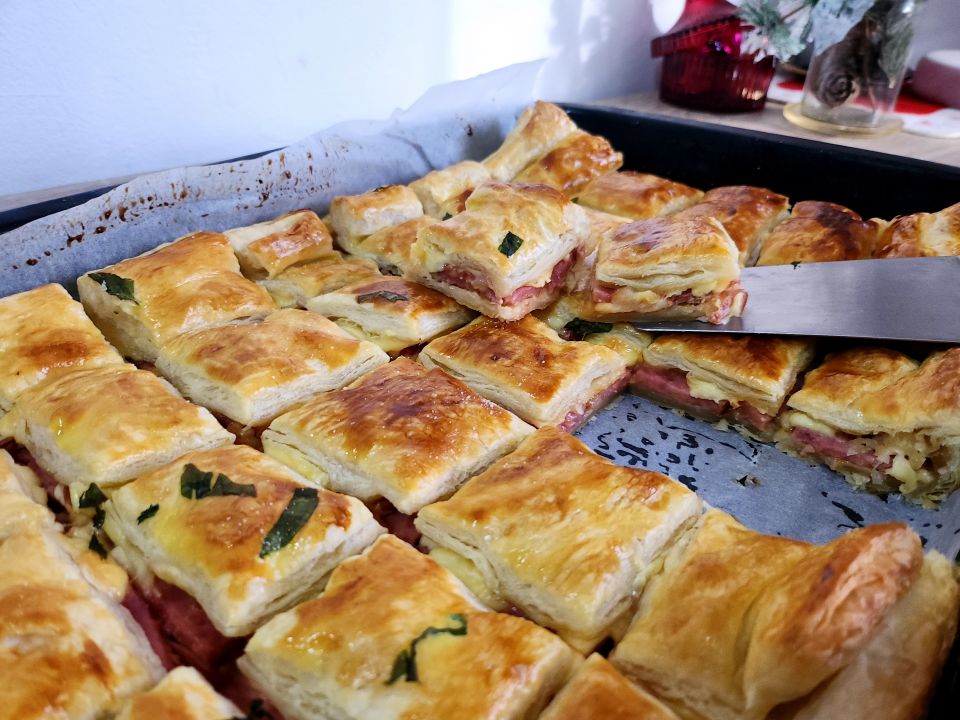 Placinta din aluat foietaj cu salam si cascaval - Farfuria cu Gust ...