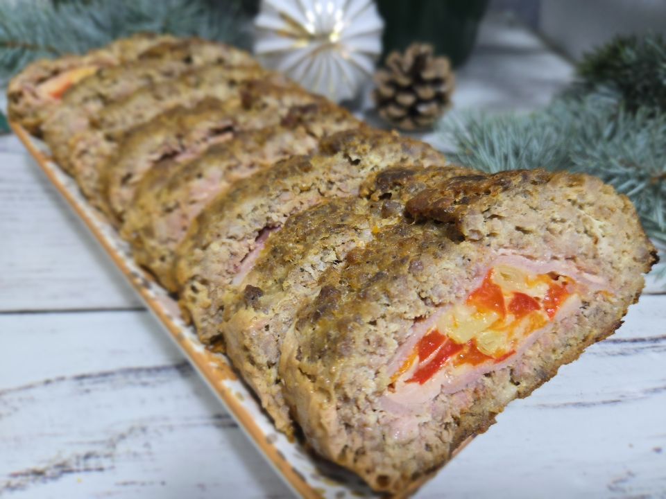 Rulada aperitiv cu carne tocata si legume - Farfuria cu Gust - Retete ...