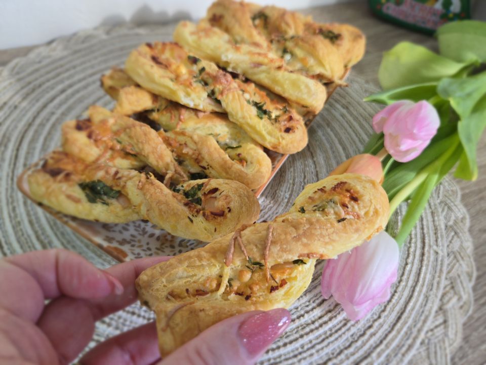 Rasucite cu branza si cascaval - Farfuria cu Gust - Retete culinare din ...