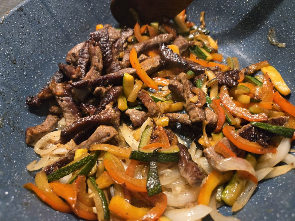 Taietei chinezesti cu carne de vita - Farfuria cu Gust - Retete ...