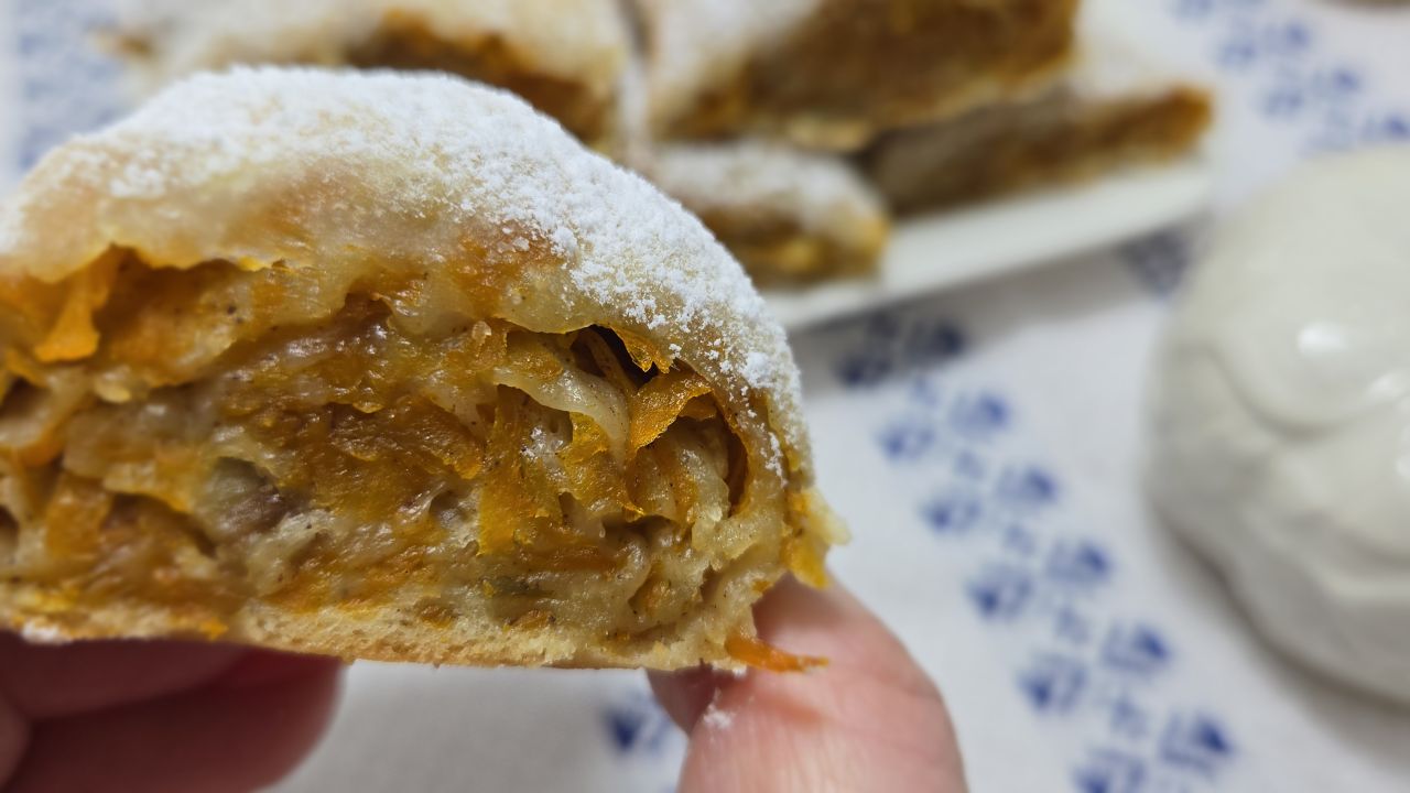 Placinta cu dovleac cu foi pufoase de casa - Farfuria cu Gust - Retete ...